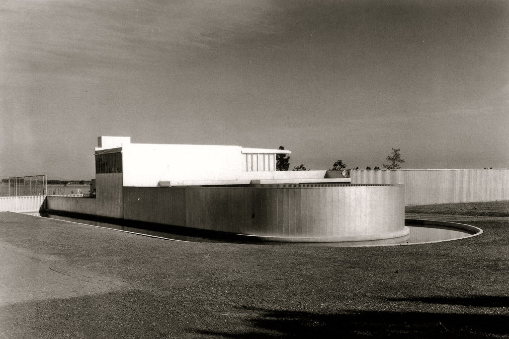 JOSEF VON STERNBERG BUILDS A HOUSE IN THE VALLEY – BEGUILING HOLLYWOOD